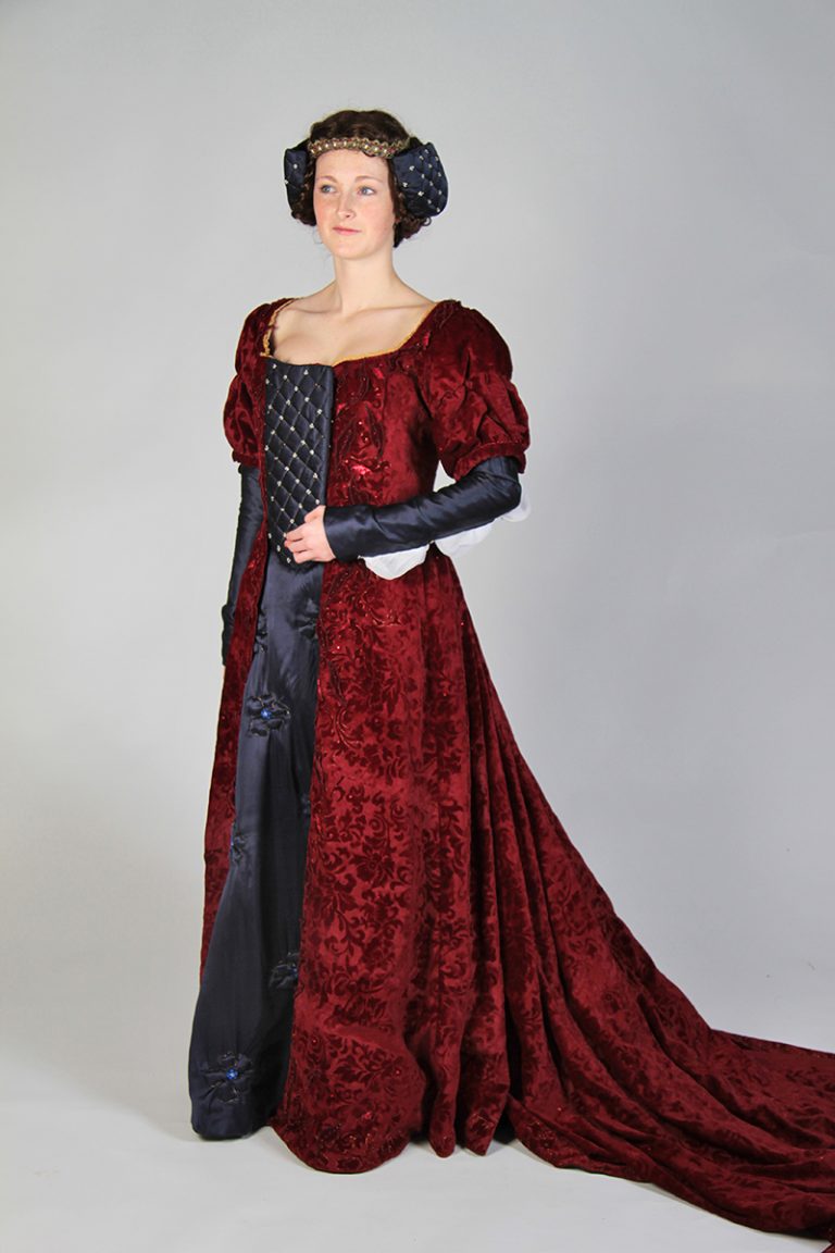 Queen Igraine - Velveteena Leigh